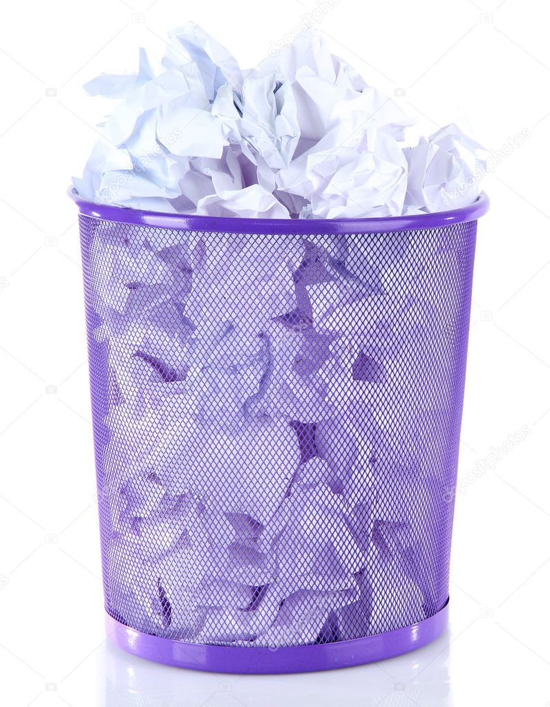 Papelera de reciclaje llena de papeles arrugados, aislada en blanco 2024