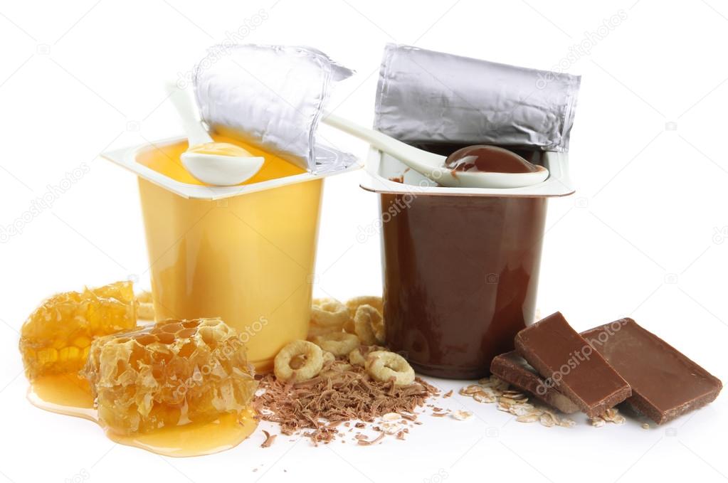 Sabrosos postres en copas de plástico abiertas y panales de miel ...