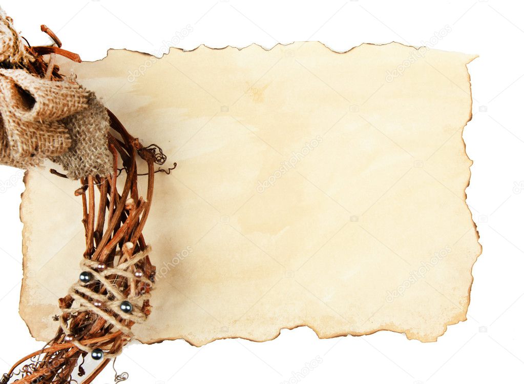 Hoja de papel viejo y hermosa corona rústica, aislado en blanco ...