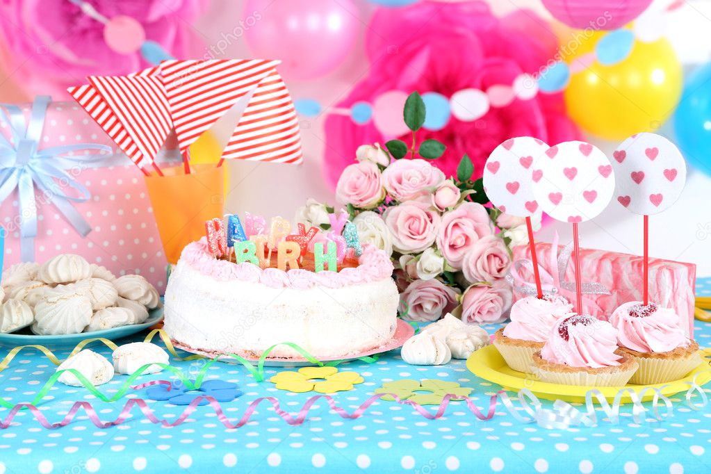 Festive table setting for birthday on celebratory decorations — Stock ... Festive table setting for birthday on celebratory decorations — Stock ...
