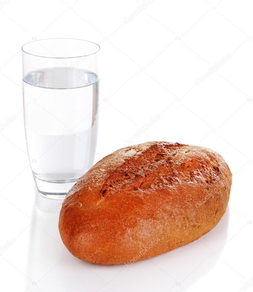 Pan de centeno y vaso de agua aislado sobre blanco — Foto de stock ...