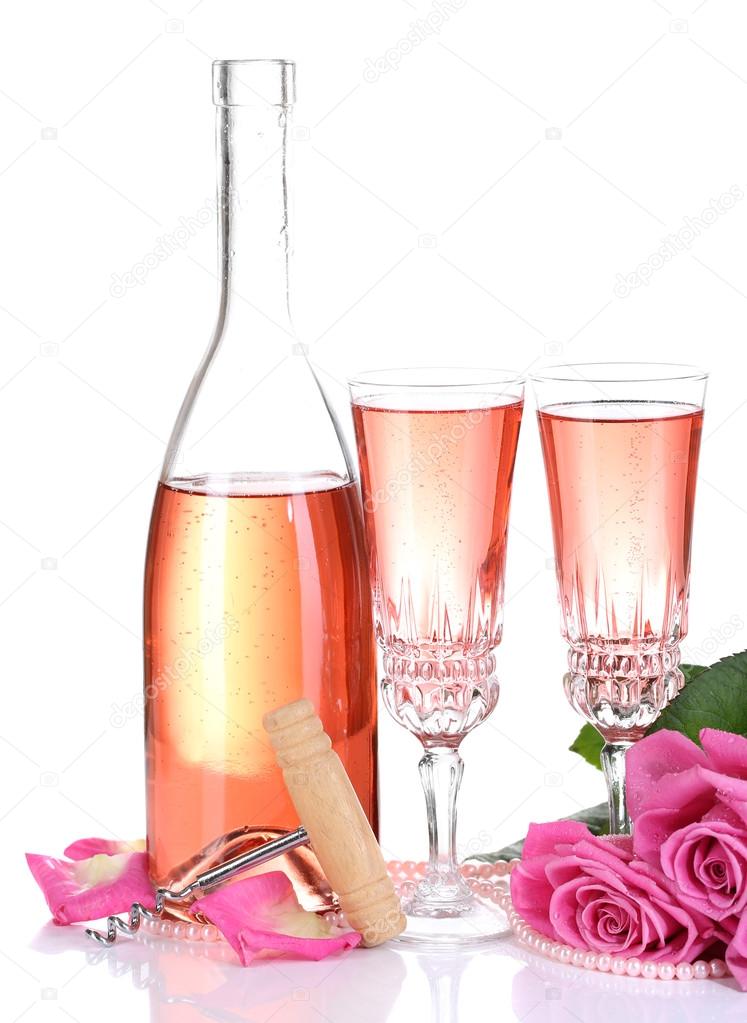 Composición con vino espumoso rosa en copas, botella y rosas rosadas ...