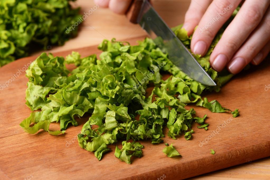 Lechuga picada en primer plano del tablero de madera — Fotos de Stock ...