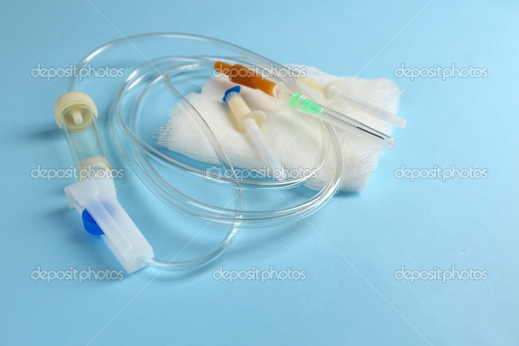 Juego de perfusión desechable sobre fondo azul — Foto de stock ...