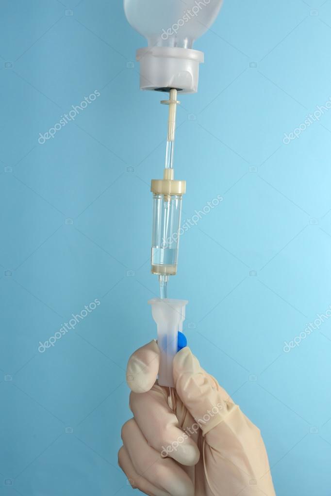 Juego de perfusión desechable sobre fondo azul 2023