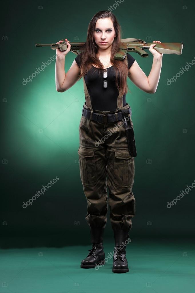 Mujer del Ejército con pistola - Hermosa mujer con rifle de plástico 2022