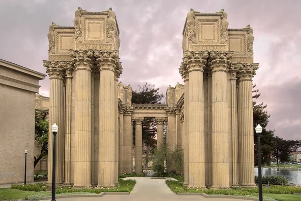 Columna de estilo corintio en el Palacio de Bellas Artes 2023