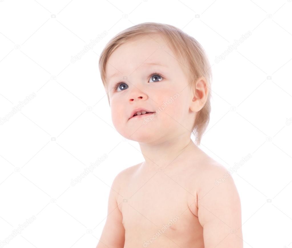 Primer plano retrato de niña adorable mirando hacia arriba sobre fondo blanco 2024