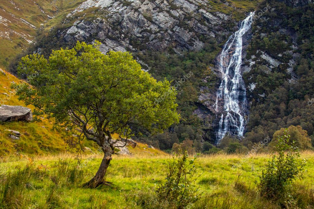 Una vista de las impresionantes Steall Falls, también conocida como ...