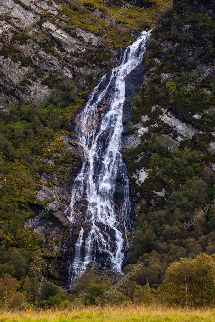 Una vista de las impresionantes Steall Falls, también conocida como ...