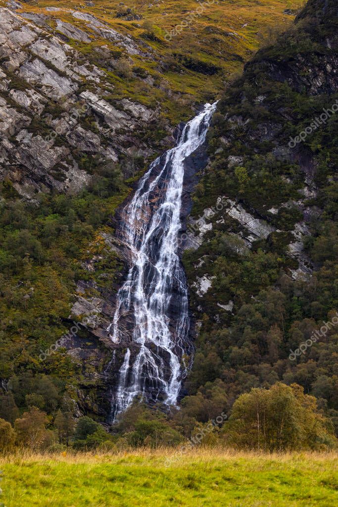 Una vista de las impresionantes Steall Falls, también conocida como ...