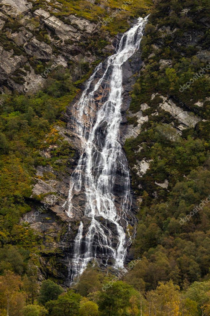 Una vista de las impresionantes Steall Falls, también conocida como ...
