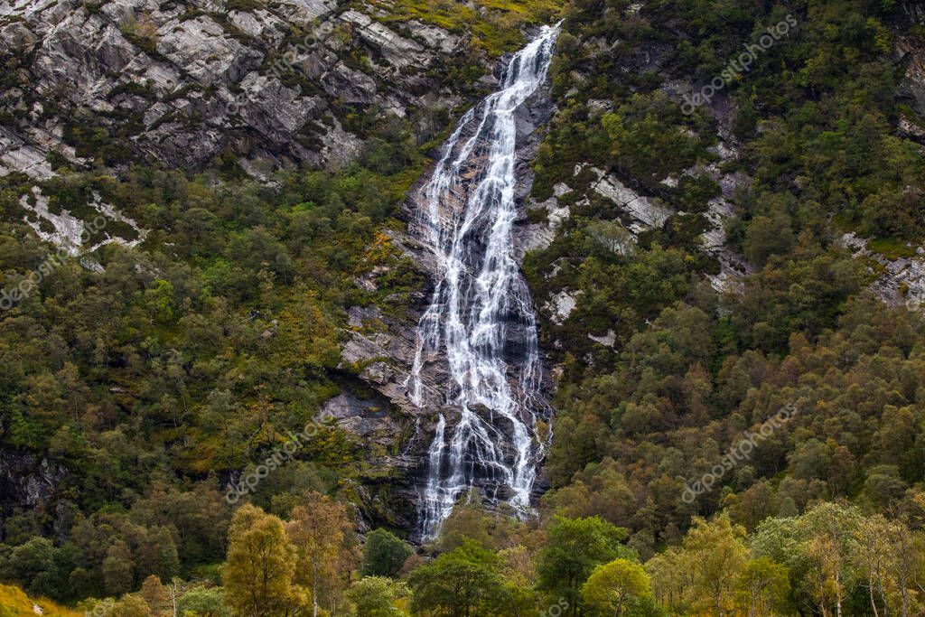 Una vista de las impresionantes Steall Falls, también conocida como ...