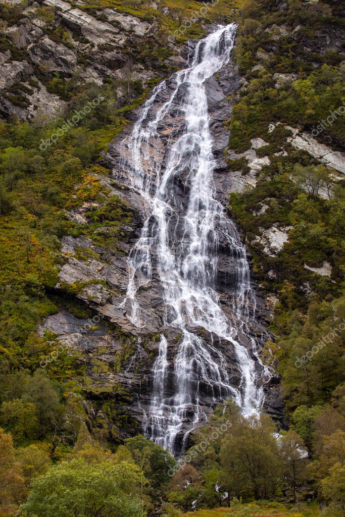 Una vista de las impresionantes Steall Falls, también conocida como ...