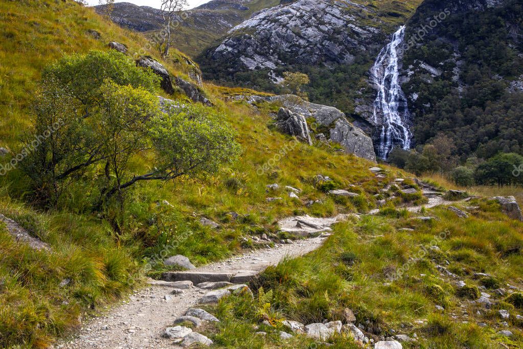 Una vista de las impresionantes Steall Falls, también conocida como ...
