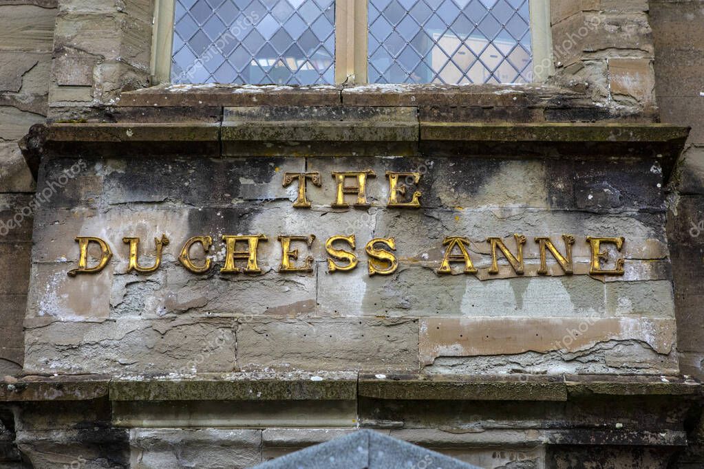 El letrero en la fachada de La Duquesa Ana en la ciudad de Dunkeld en ...