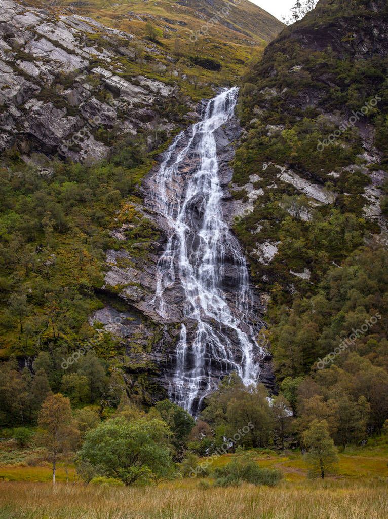 Una vista de las impresionantes Steall Falls, también conocida como ...
