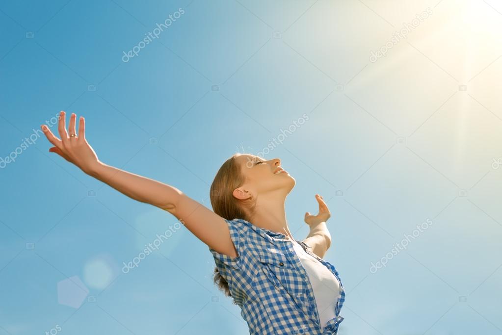 feliz joven abre sus brazos al cielo 2024