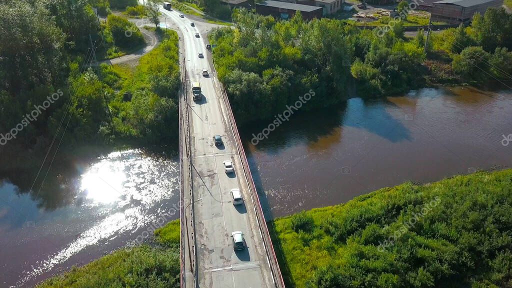 Puente sobre el río desde un dron. Clip. Un puente con coches y ...