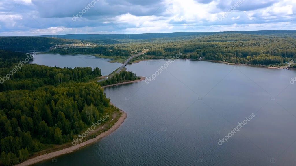 Un enorme puente sobre el río. Clip. Vista de pájaro. Un enorme puente ...