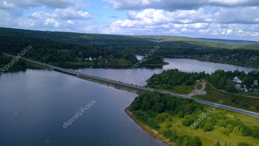 Un enorme puente sobre el río. Clip. Vista de pájaro. Un enorme puente ...