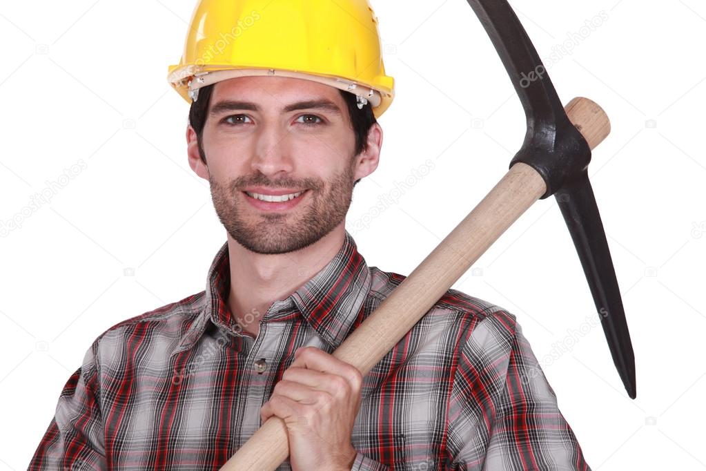 Un trabajador de la construcción con un pico. 2023