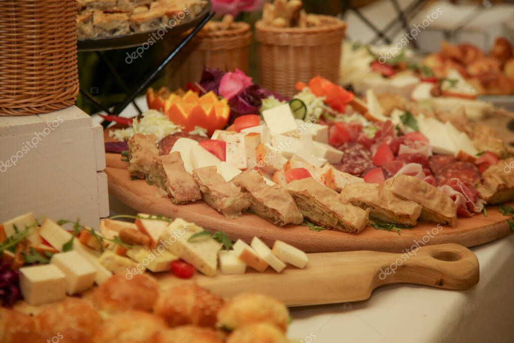 Comida tipo bufé servida con múltiples platos fríos y calientes de ...