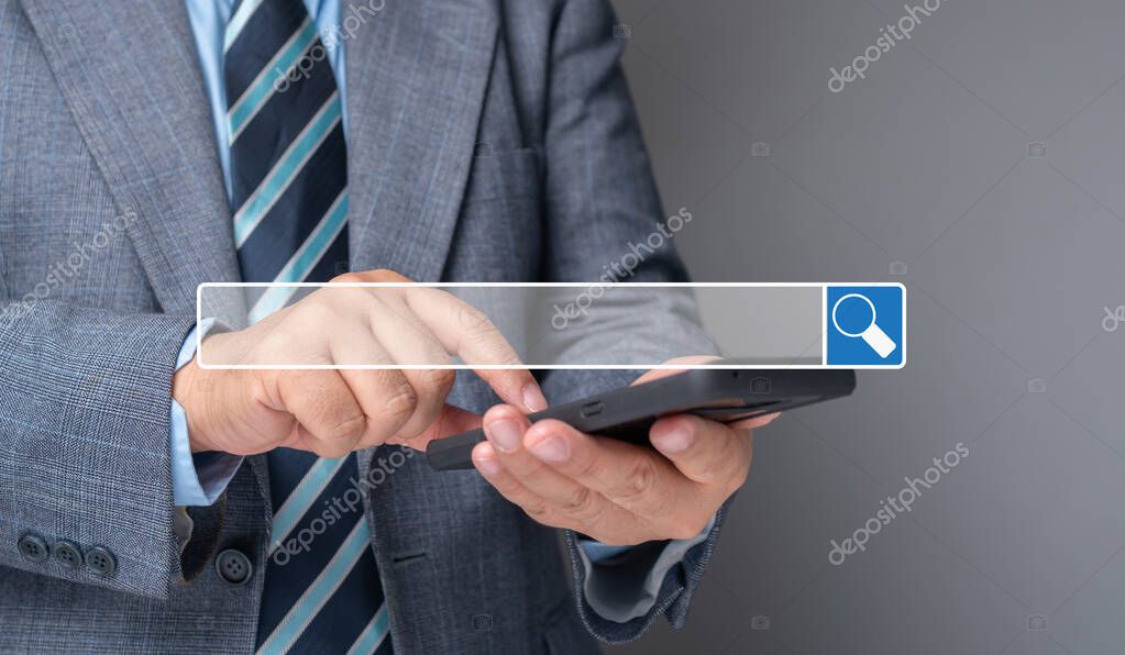 Empresario que utiliza un tel fono inteligente para buscar informaci n en Internet, la b squeda ...