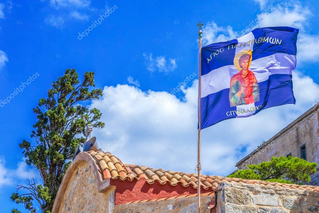 Bandera religiosa en la pequeña iglesia de San Panteleimonas, en la ...