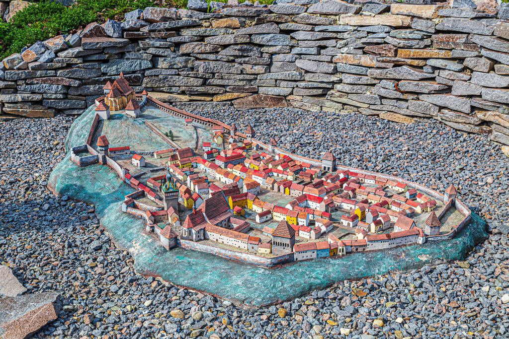 Modelo de la ciudad fortificada medieval de Sighisoara en Mini ...