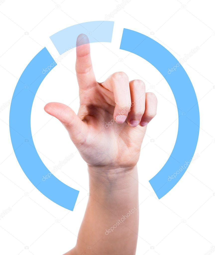 Mano de mujer pulsando el botón en la pantalla táctil 2023