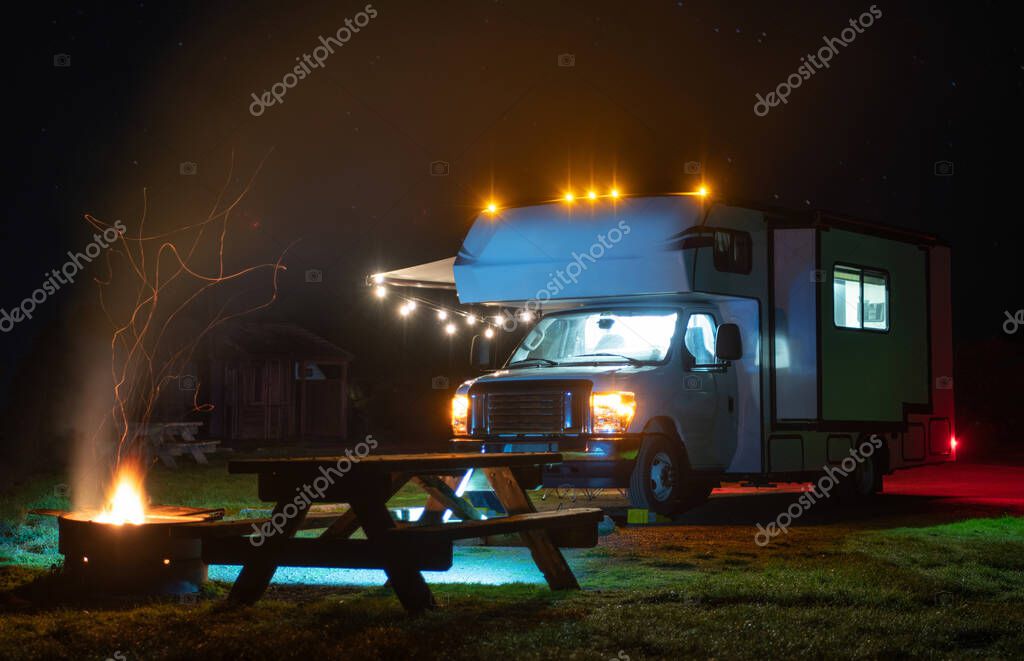 RV Park Área de Autocaravanas con fogata y banco de madera. Viajes de ...