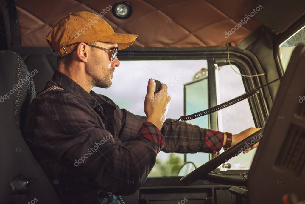 Primer plano del conductor profesional de camiones que se comunica a ...