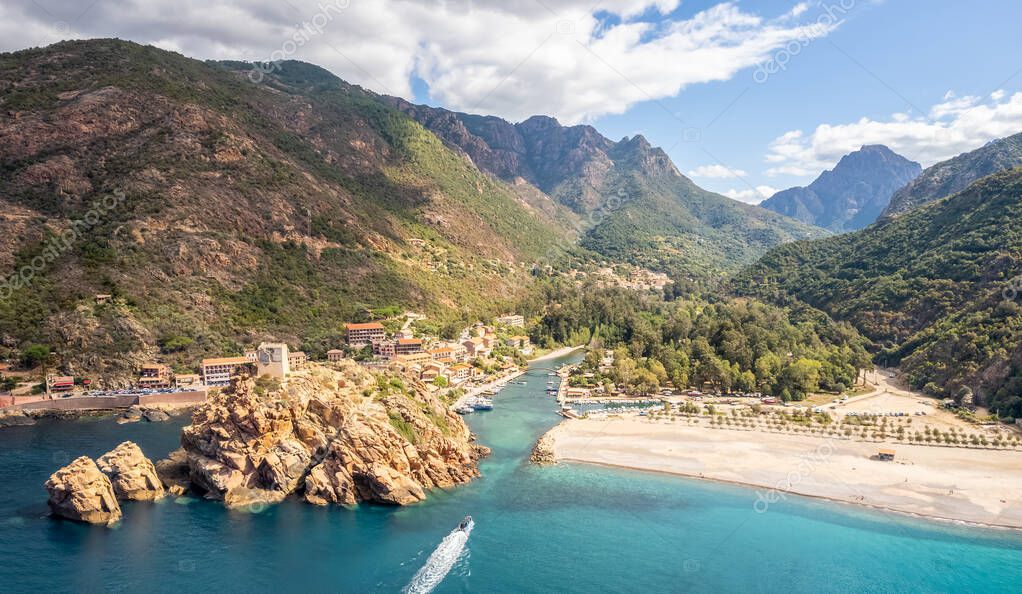 Vista aérea con el pueblo de Oporto al oeste de Córcega, Francia 2022
