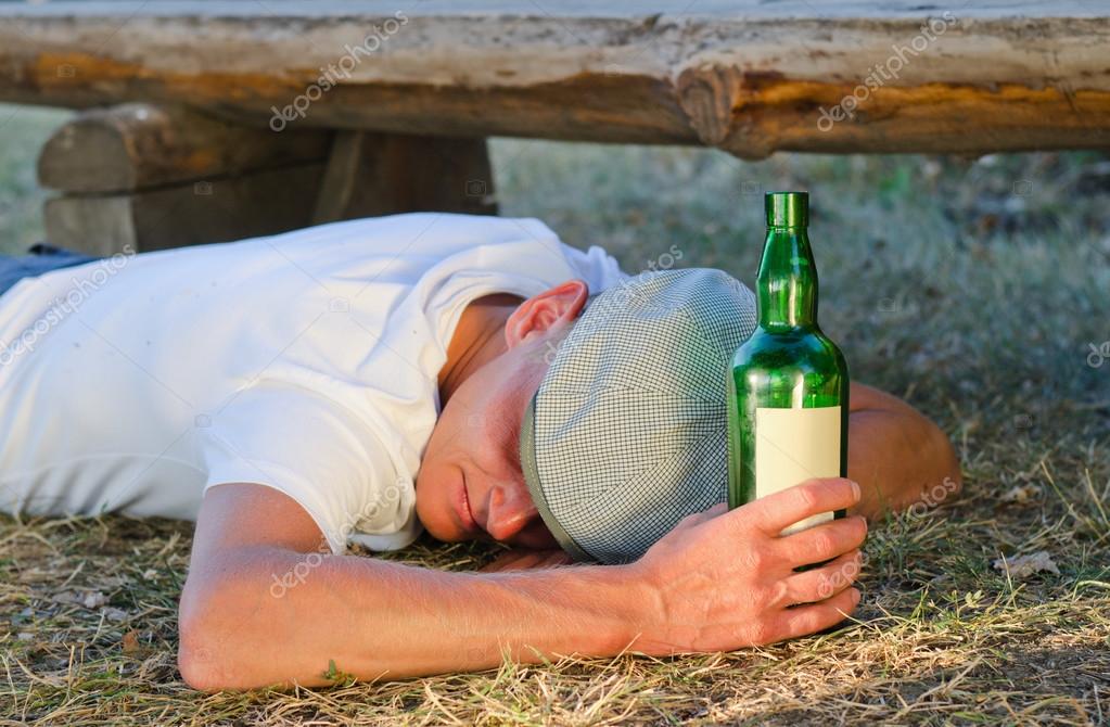 Bêbado deitado no chão — Fotografias de Stock © ampack #30990411