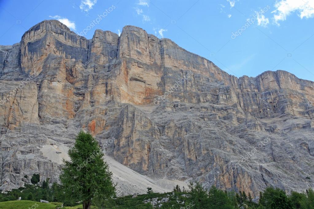 Pared rocosa con matices naranjas de los Dolomitas en Italia 2022