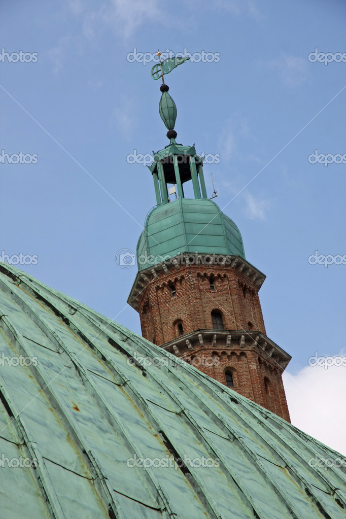 Geoxideerde koper dak in groen en hoge toren basiliek Palladiaanse ...