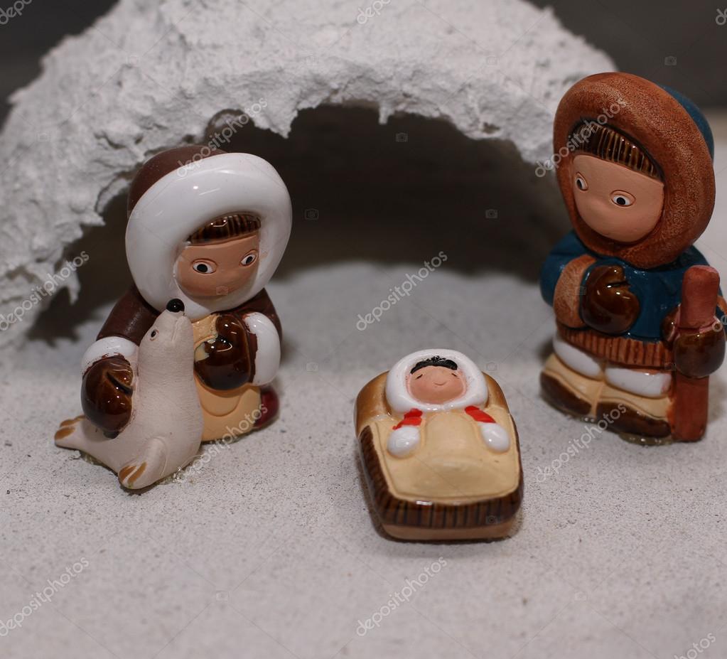 Igloo with the crib in Eskimo of North Pole version and a seal — Stock ...