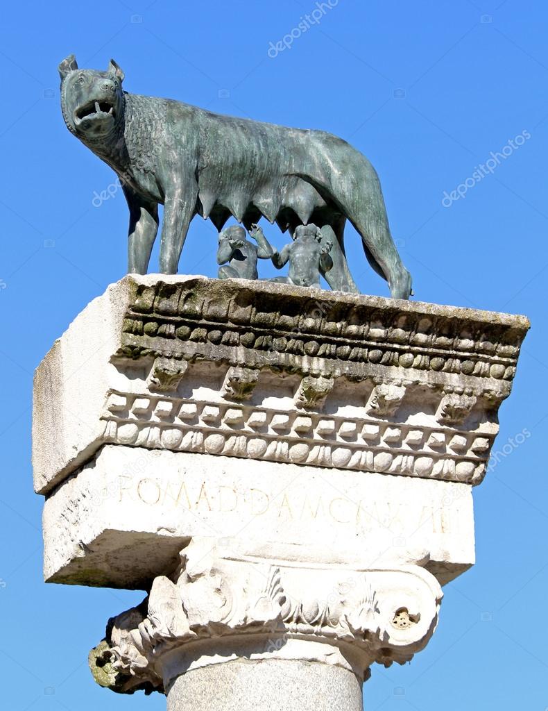 Ancient Capitoline Wolf above the Roman column while suckling Ro ...