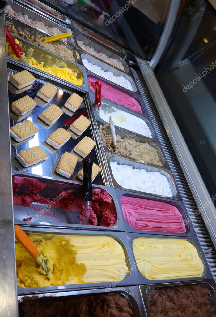 galletas de helado y tinas de helado de varios sabores en la sala de ...