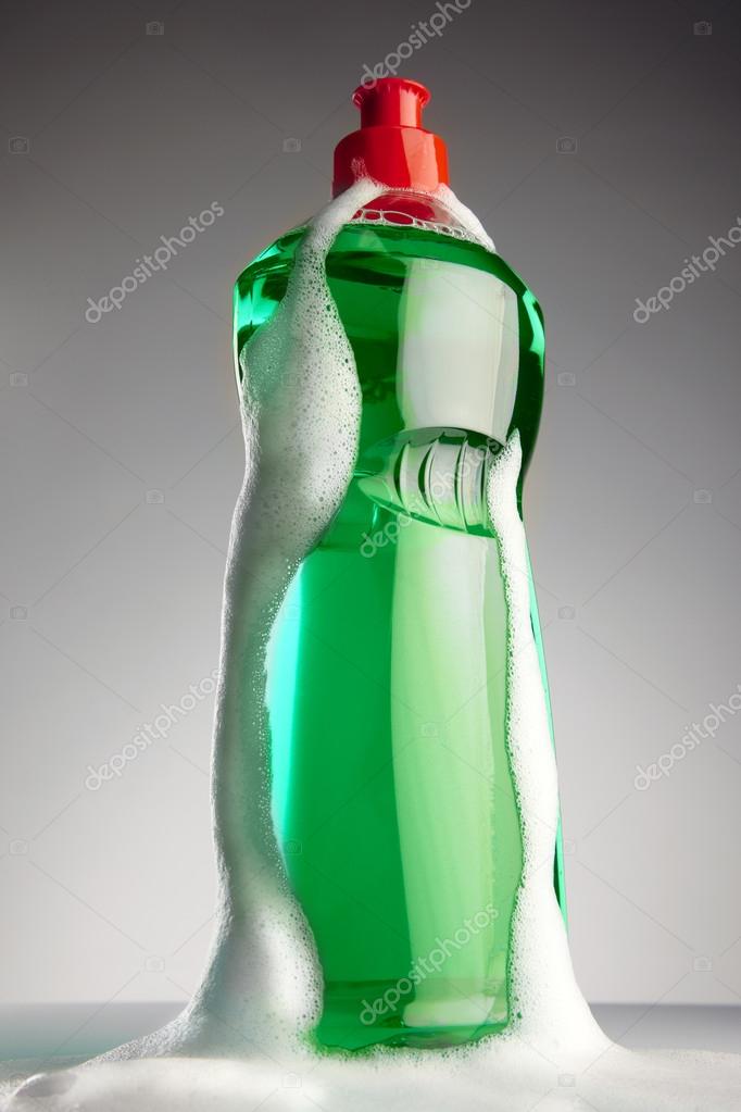 Frasco de detergente completo cubierto con espuma 2022