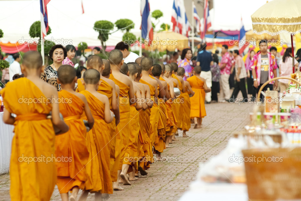 Almsgiving in Thailand – Stock Editorial Photo © gnomeandi #51297909
