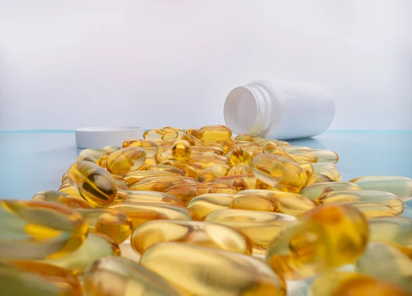 C psulas de grasa Omega 3 para un coraz n sano y vasos sangu neos. Primer plano de la ...