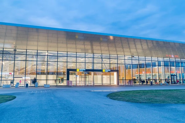 Zeda Bashi, Georgia - 19 de marzo de 2022: Aeropuerto Internacional de ...