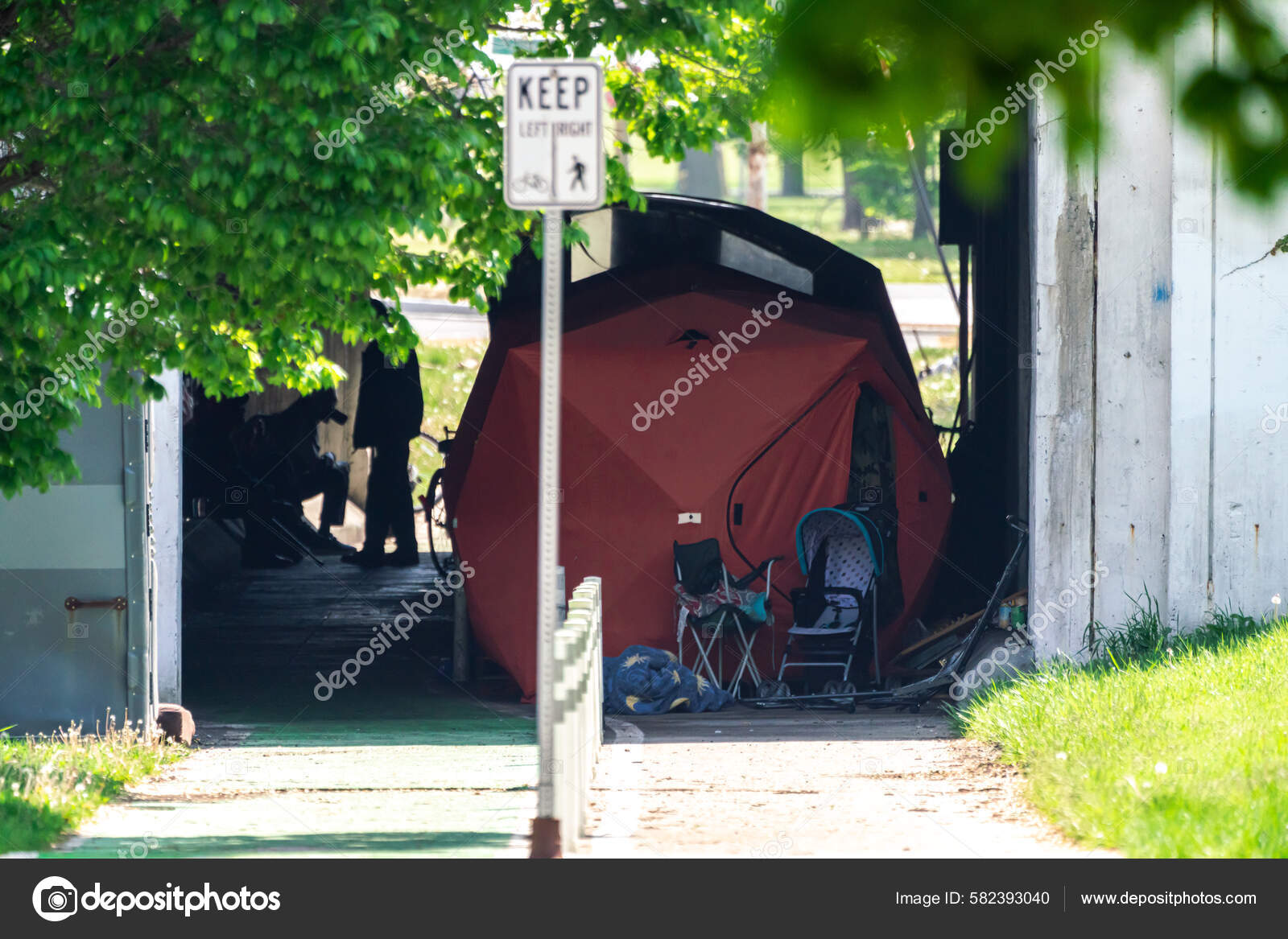 Chicago May 19Th 2022 Group Homeless Men Gather Tent Shelters — Stock ...