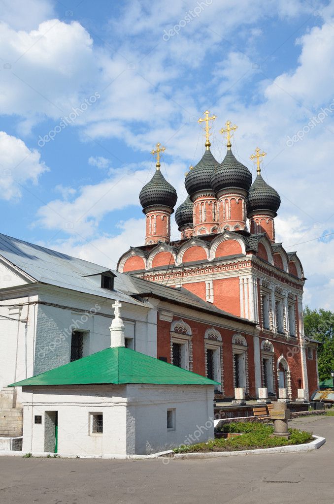 Monasterio de High-Petrovsky en Moscú, la catedral en honor del icono Bogolyubsky de la madre de ...
