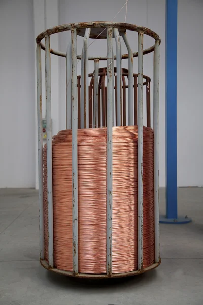 Wire stretching Stock Photos, Royalty Free Wire stretching Images ...