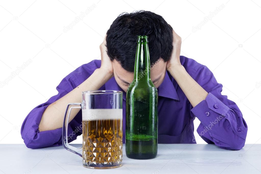 Triste hombre de negocios borracho con cerveza 2023 Triste hombre de negocios borracho con cerveza 2023