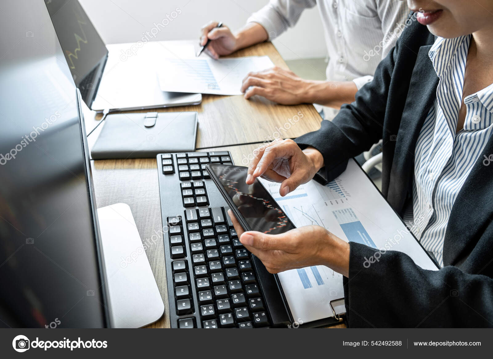 Business Team Investment Working Computer Planning Analyzing Graph ...