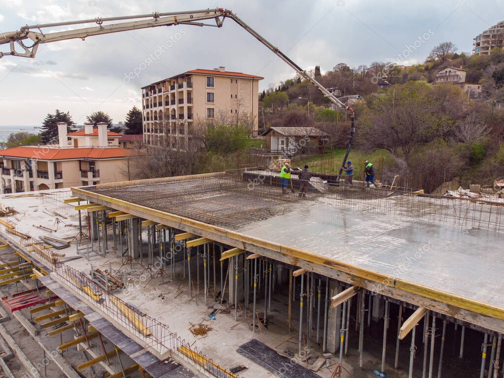 Verter cemento de hormigón en el techo del edificio residencial en ...